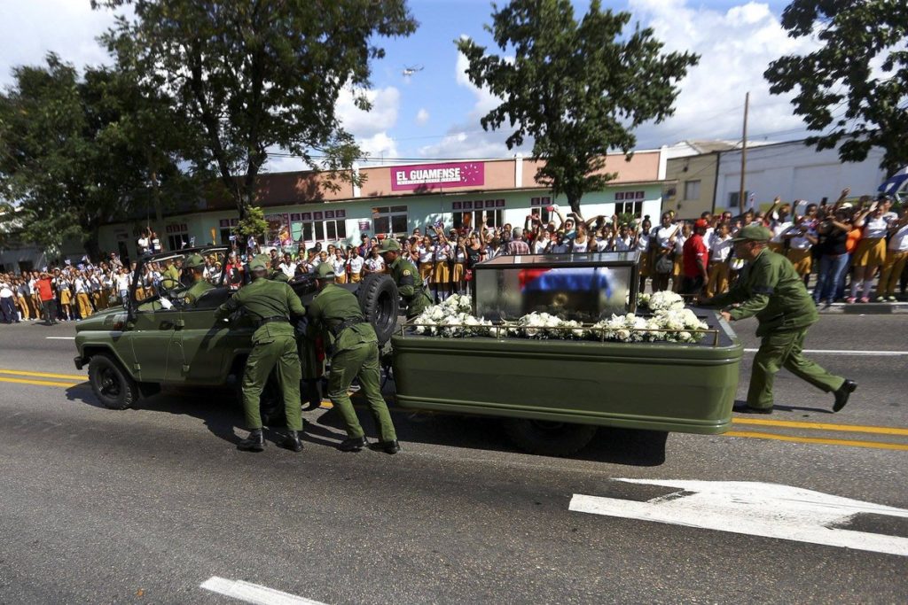 Las dos postales del funeral de Fidel Castro que resumen lo que es el ...